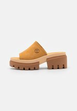 Timberland EVERLEIGH SLIDE - Pantofle na podpatku - wheat/žlutá ...