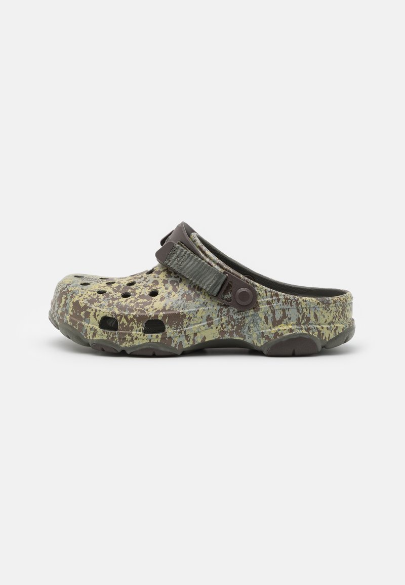 Crocs ALL TERRAIN MOSS CLOG UNISEX - Pantolette flach - dusty olive ...
