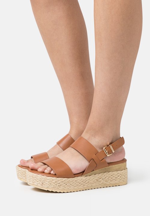 Clarks ALDA CROSS - Sandalen met plateauzool - sand/beige - Zalando.be
