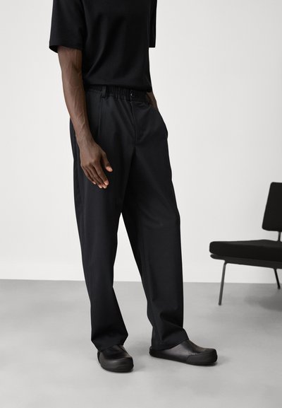 Filippa K STRAIGHT TROUSERS - Stoffhose - black/schwarz - Zalando.ch