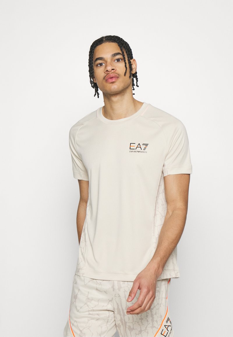 EA7 Emporio Armani TENNIS PRO TEE GRAPHIC - Sport T-Shirt - rainy day/beige - Zalando.ch
