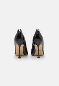 Guess TRACKER - Tacones - black/negro - Zalando.es