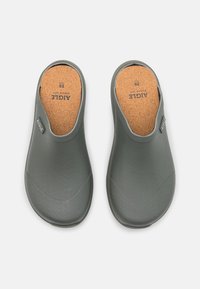 Aigle CORLAY M - Clogs - avocat/hellgrün - Zalando.de