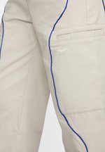 Nike Sportswear HIGH-WAISTED - Bukser - light bone game royal white ...