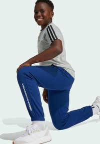 adidas Sportswear SLOGAN - Tracksuit bottoms - dark blue - Zalando.co.uk