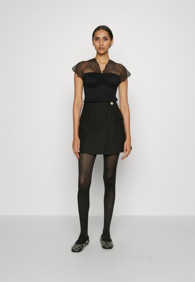 maje LILIONA - T-shirt med print - noir/svart - Zalando.se