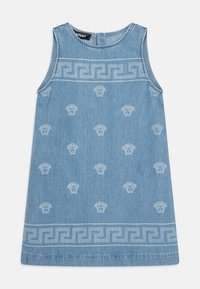 Versace DRESS MEDUSA BANDANA KIDS - Haljina od trapera - light blue ...