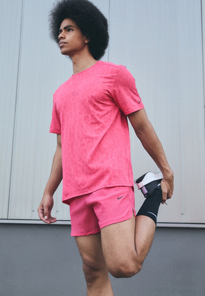 Nike Performance RUN STRIDE - Sports shorts - aster pink/dark stucco ...