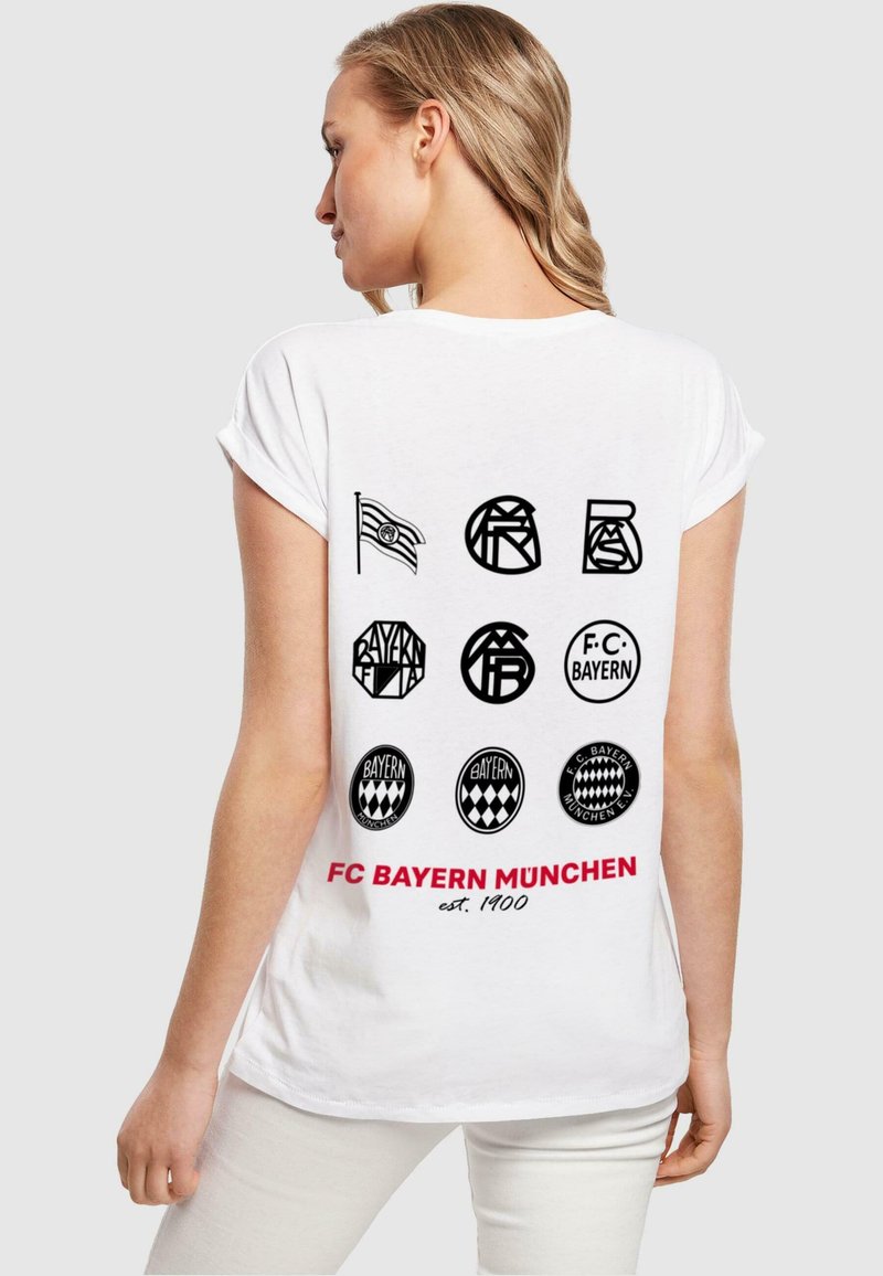 FC Bayern München LOGO HISTORY EXTENDED SHOULDER TEE - T-shirt con ...
