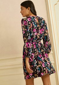 Love & Roses REGULAR FIT - RIC RAC TRIM - Day dress - animal pink/black ...