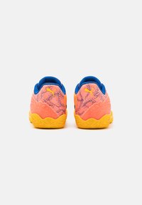 Puma STEWIE 3 DAWN IN ‘CUSE - Basketballsko - yellow sizzle/fluro peach ...