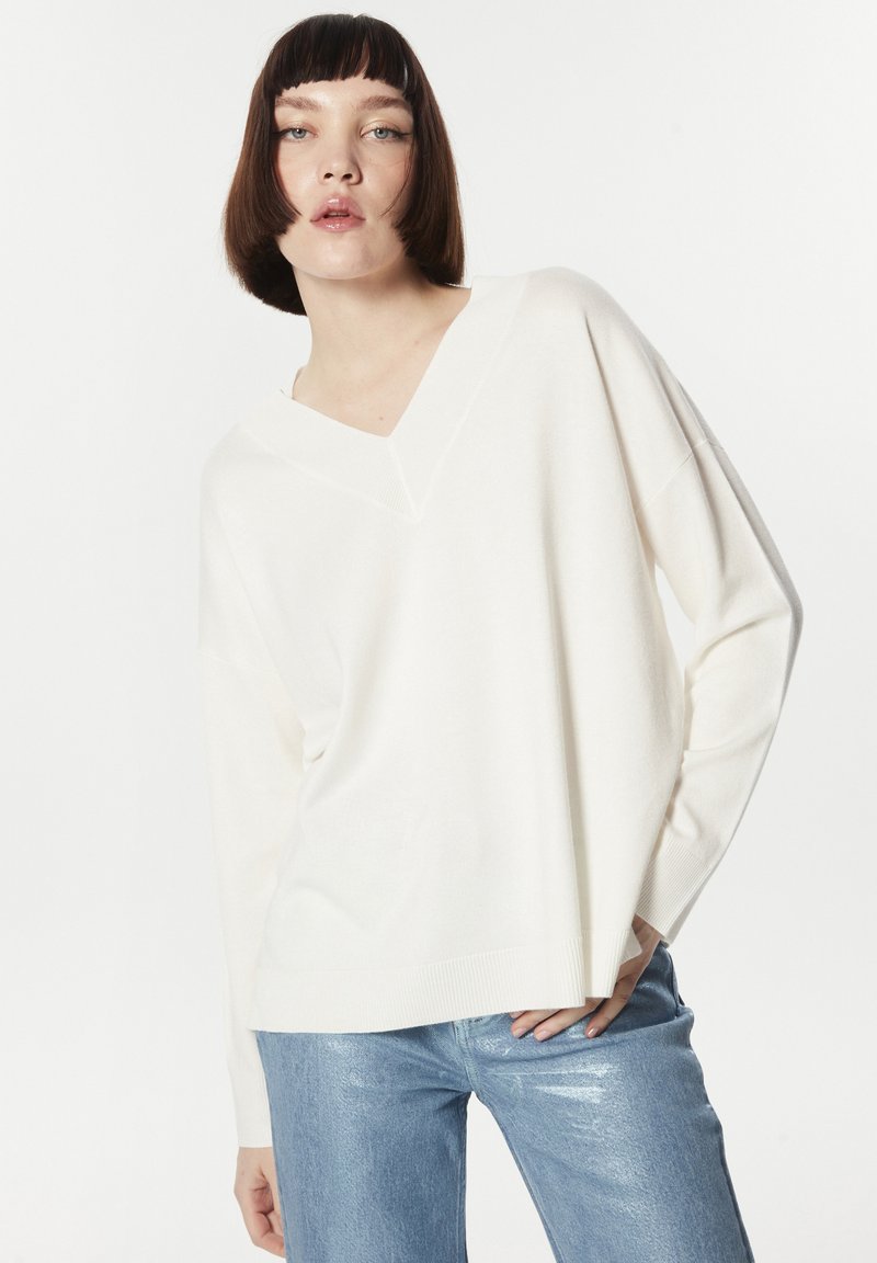 Twist V NECK COMFORTABLE FIT - Jumper - white - Zalando