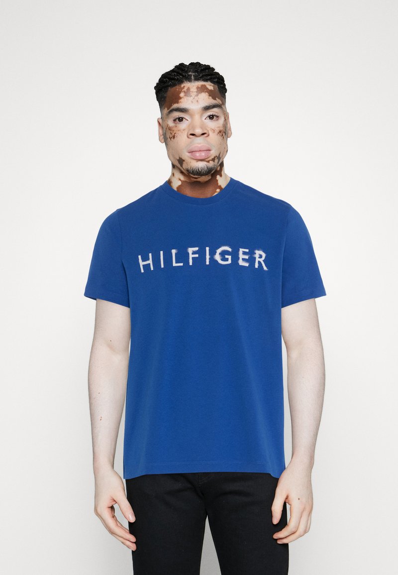 Tommy Hilfiger INK TEE - T-shirts print - ultra blue/royal - Zalando.dk