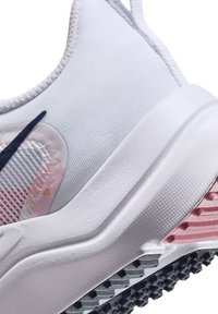 Nike Performance W NIKE DOWNSHIFTER 12 PRM - Väglöparskor - white pearl ...