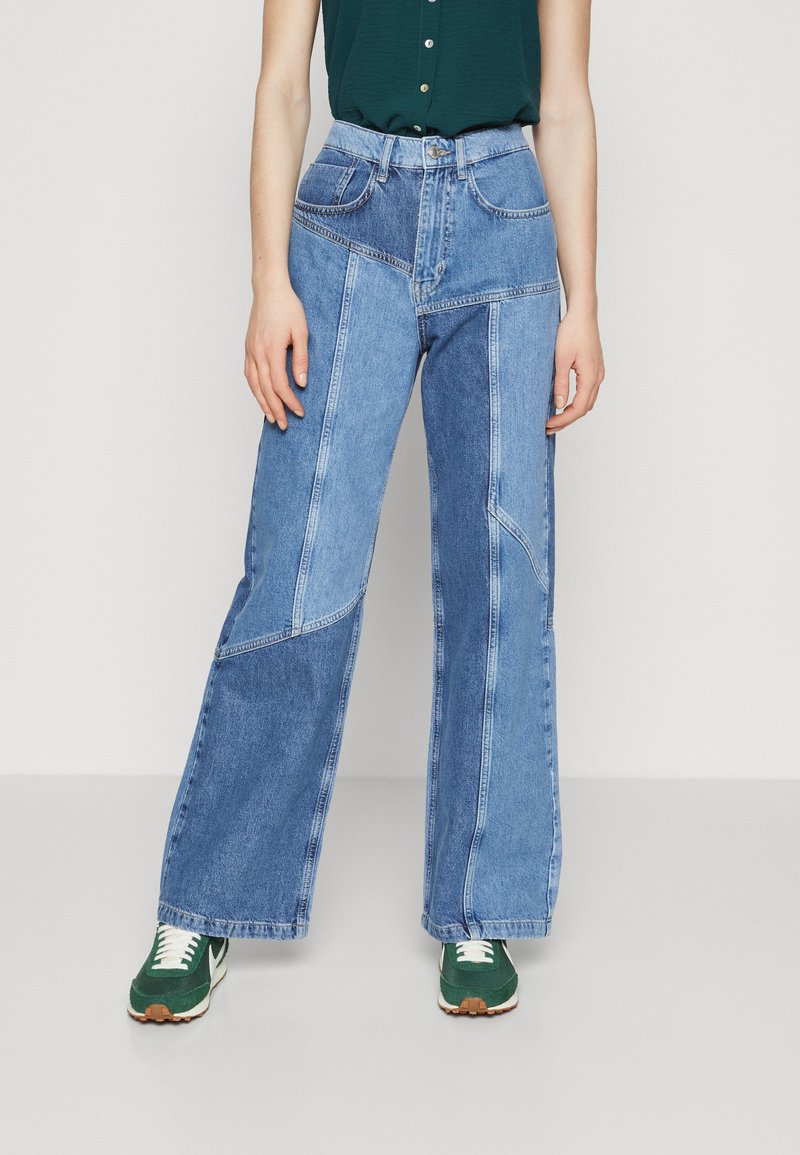 ONLY ONLHOPE REWORK WIDE - Flared Jeans - medium blue denim/blue denim ...