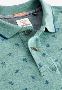 Next PRINT STANDARD - Polo - green palm tree/azul - Zalando.es