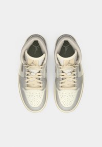 Jordan AIR JORDAN 1 MID SE V2 - Sneakers hoog - light iron ore/enigma ...