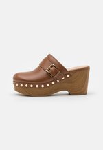 MICHAEL Michael Kors RYE - Clogs - luggage/tan - Zalando.ch