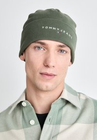 Tommy Jeans LINEAR LOGO BEANIE UNISEX - Muts - deep woods/kaki - Zalando.nl