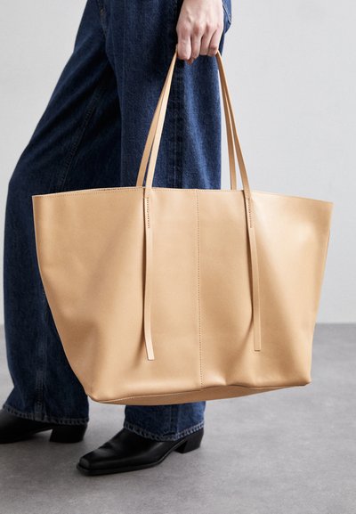 Coccinelle MYRTHA MAXI LOG - Bevásárlótáska - skin/homok - Zalando.hu