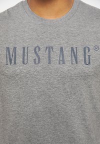 Mustang Triko s potiskem - grau/šedá - Zalando.cz
