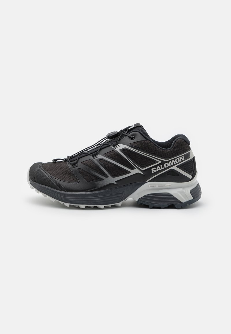 Salomon XT-PATHWAY UNISEX - Sporta apavi - black/lunar rock/melns ...