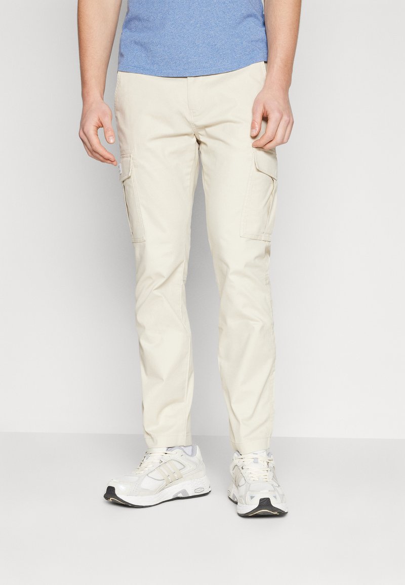 Tommy Jeans AUSTIN LIGHTWEIGHT - Pantaloni cargo - newsprint/beige ...
