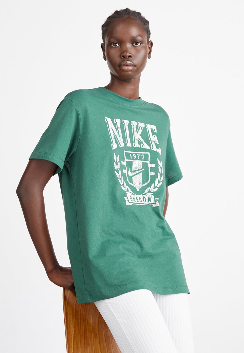 Nike Sportswear W NSW TEE BF VRSTY - Print T-shirt - fir/dark green ...