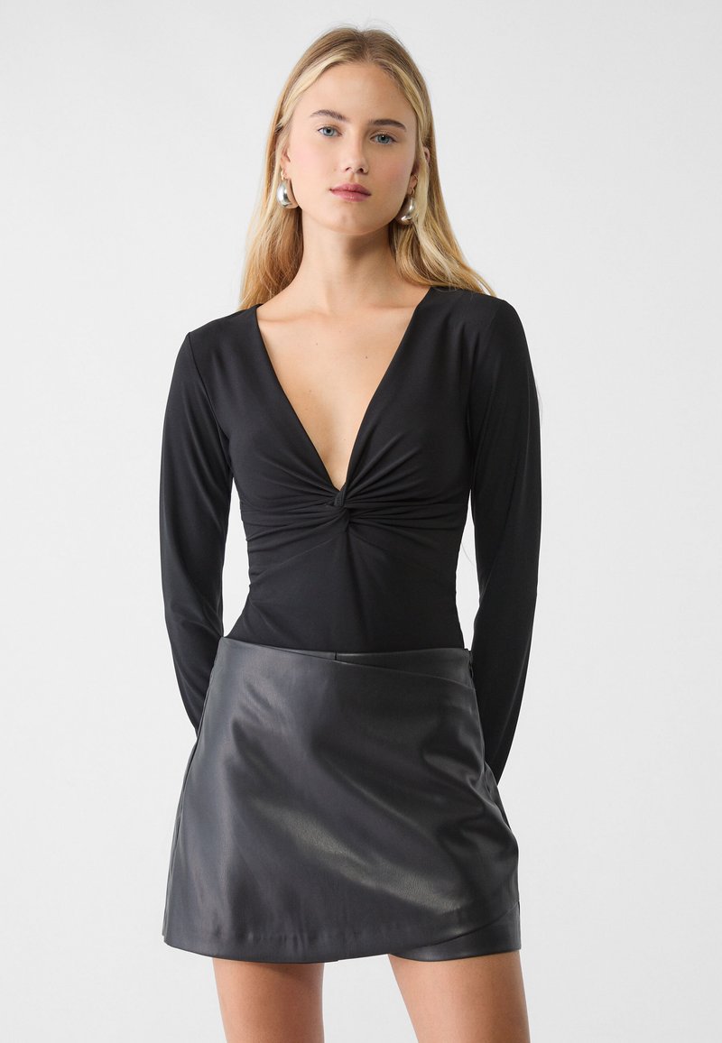 Stradivarius GATHERED V NECKLINE - Top s dlouhým rukávem - black/černá ...