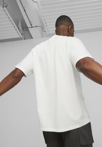 Puma X MELO BOXY BASKETBALL - T-Shirt print - white/weiß - Zalando.ch