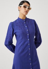 YAS Petite YASMIA LONG DRESS - Blusenkleid - navy blue/dunkelblau ...