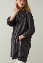 Odd Molly AZALEA - Tunika - deep asphalt/schwarz - Zalando.de