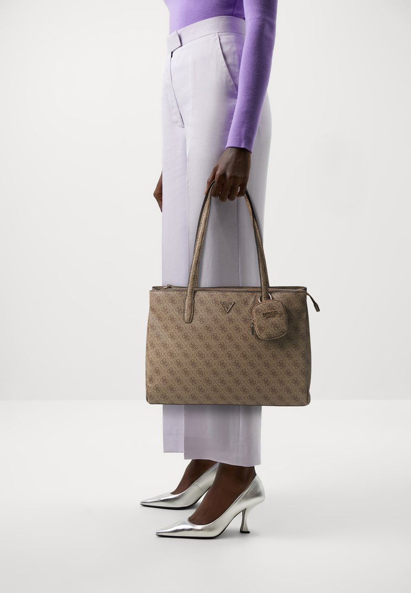 Guess POWER PLAY - Velká kabelka - latte logo/béžová - Zalando.cz