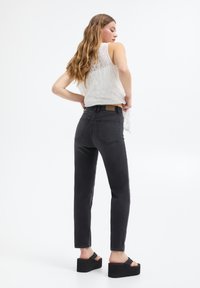 PULL&BEAR BASIC MOM COMFORT - Straight leg jeans - black/zwart - Zalando.nl