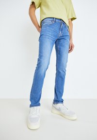 Lee LUKE - Vaqueros slim fit - mid worn in/azul oscuro - Zalando.es