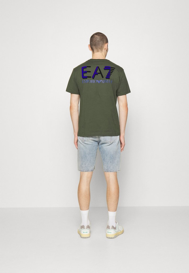 EA7 Emporio Armani T-shirt z nadrukiem - verde scuro/oliwkowy - Zalando.pl