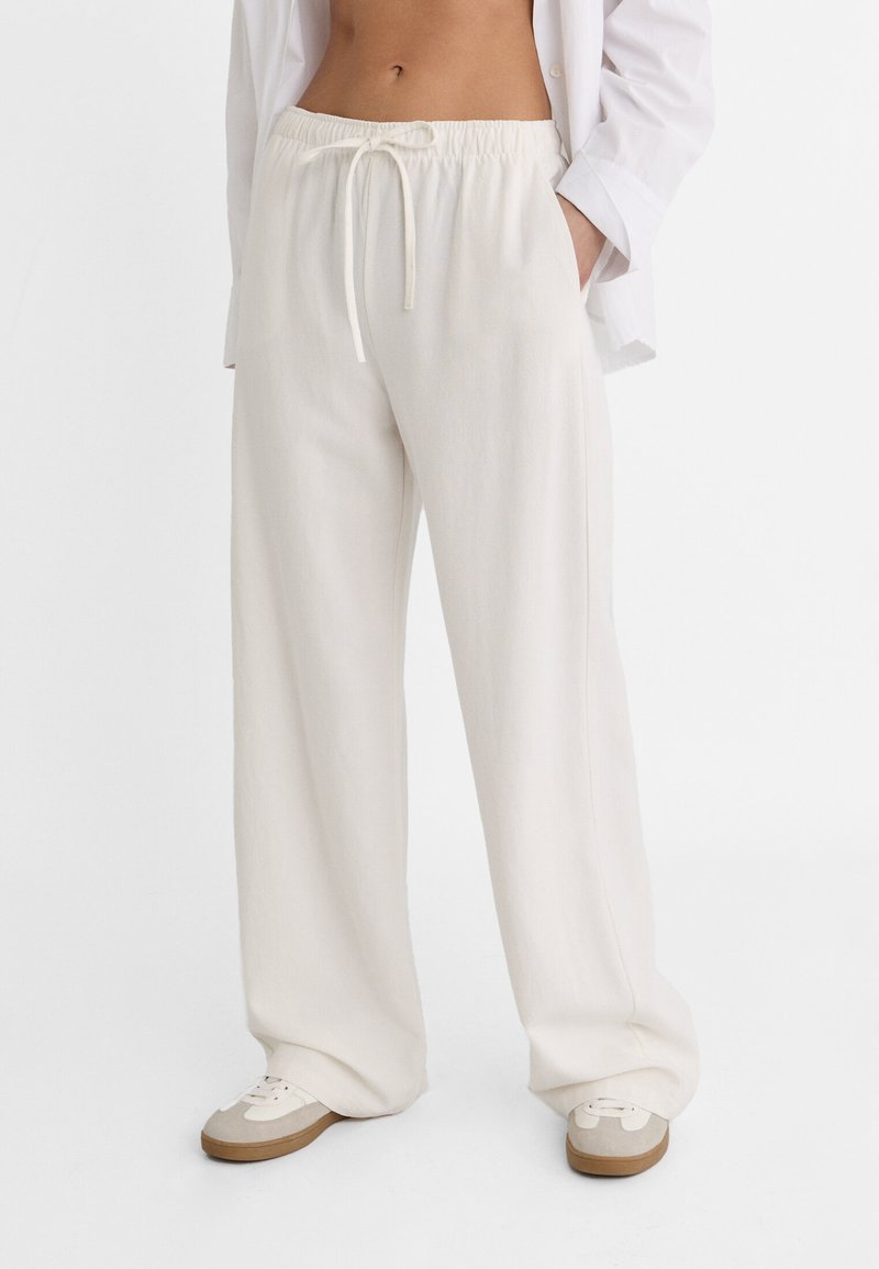 Stradivarius LONG FLOWING RUSTIC - Tygbyxor - off white/offwhite ...
