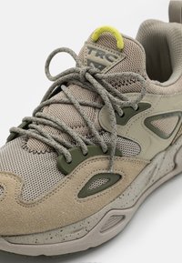 Puma TRC BLAZE ELEVATED HIKE UNISEX - Sneaker low - birch tree/green ...