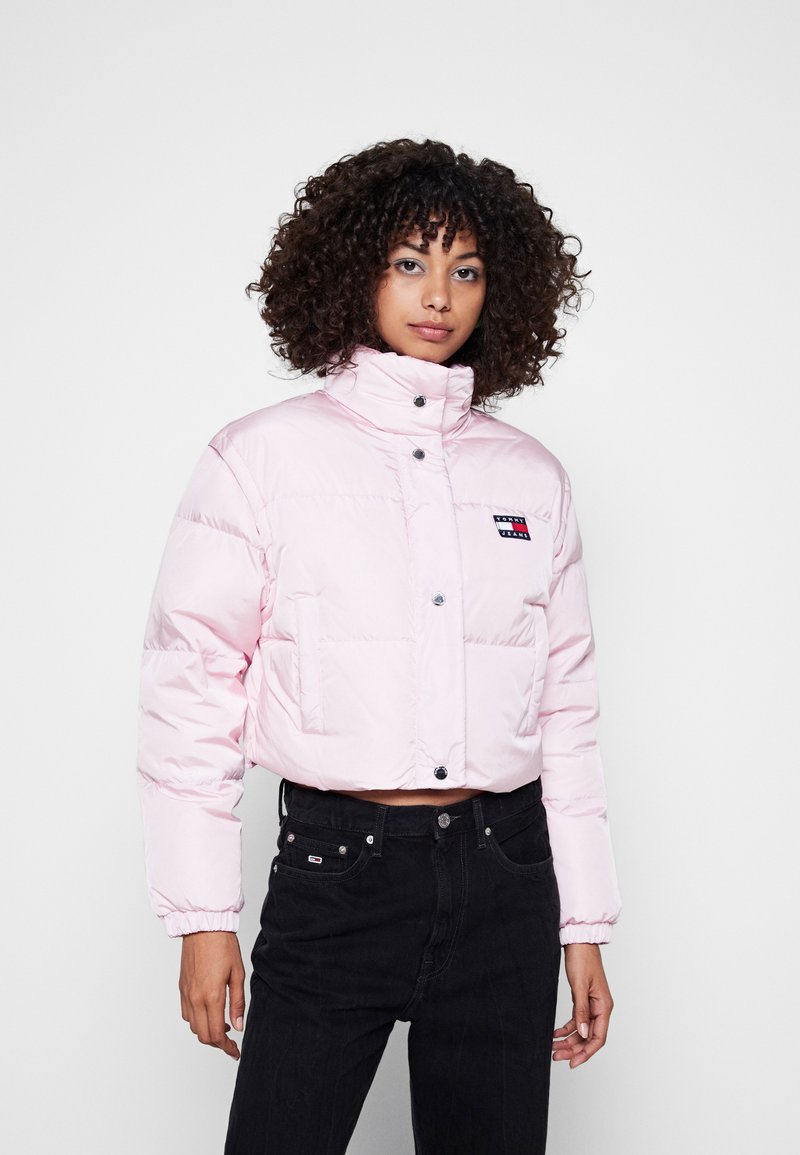 Tommy Jeans BADGE CROP PUFFER 2-IN-1 - Talvitakki - french orchid ...