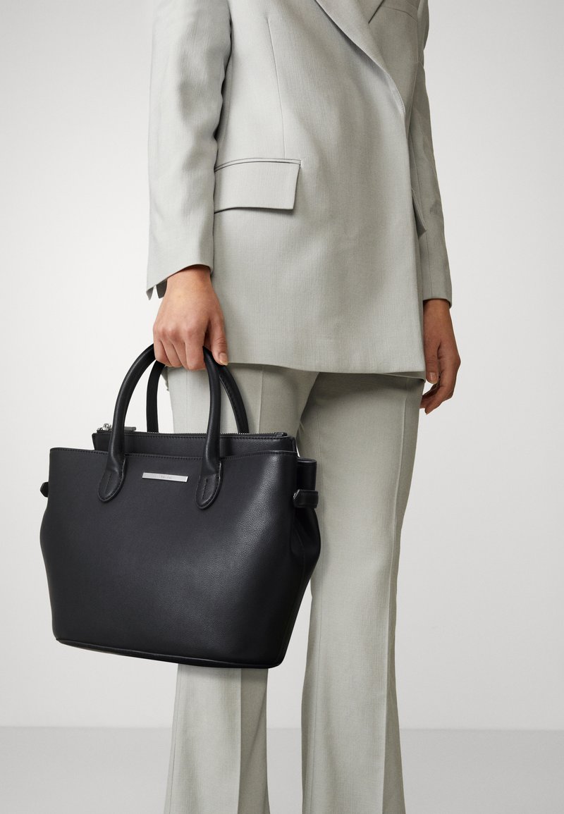 Calvin Klein DAILY DRESSED TOTE - Handtasche - black/schwarz - Zalando.ch