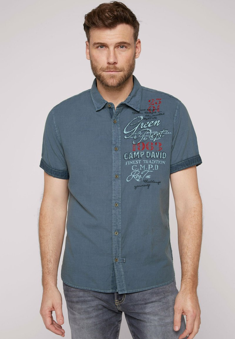 Camp David STREIFEN MIT LABEL PRINT UND STICKEREIEN - Košile - steel ...