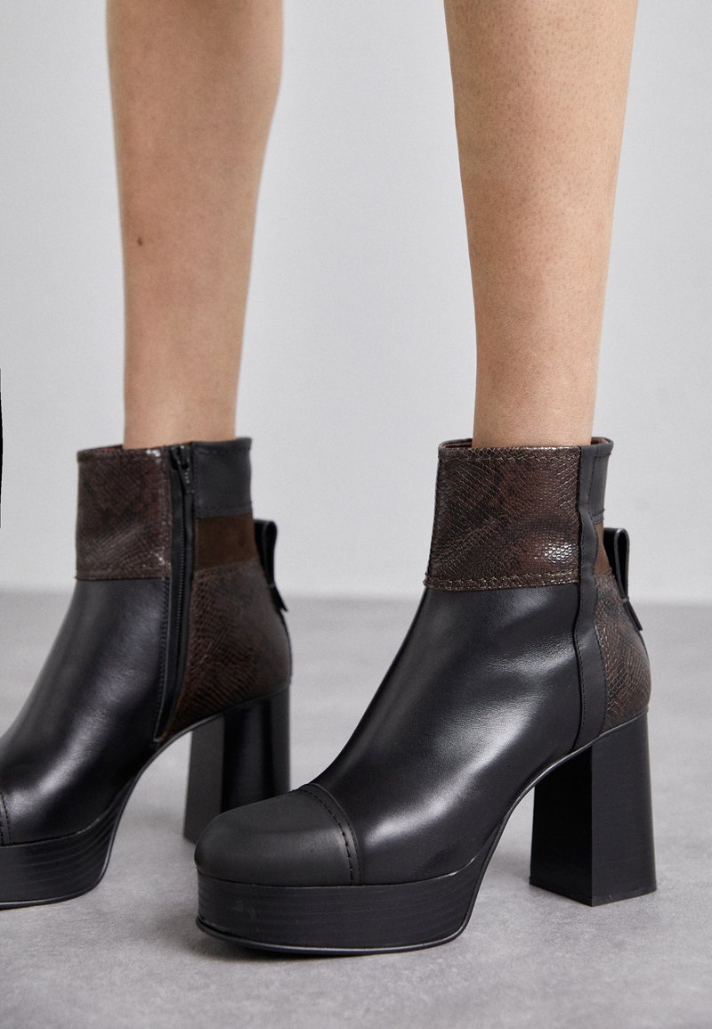 See by Chloé IRINE PLATFROM BOOTIE - Platform ankle boots - black ...