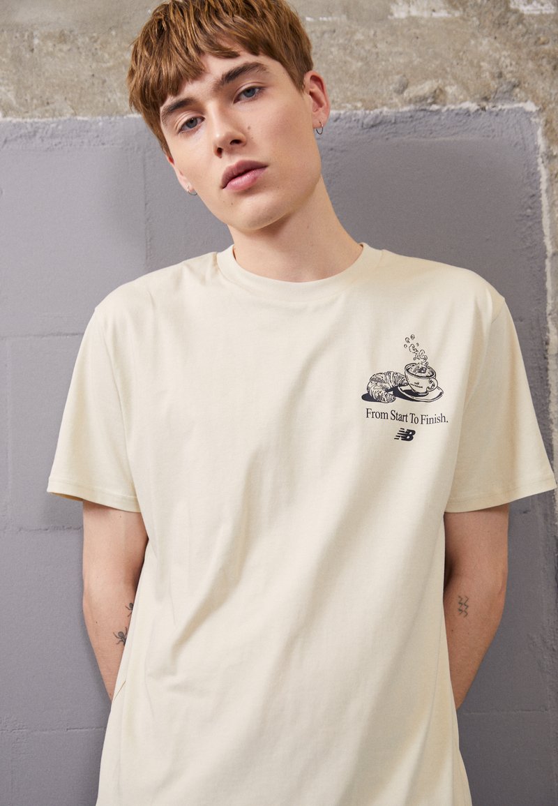 New Balance ESSENTIALS CAFE - Print T-shirt - beige/beige - Zalando.ie