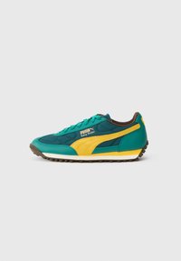 Puma EASY RIDER FUTBOLITO UNISEX - Trainers - green terrain/yellow ...