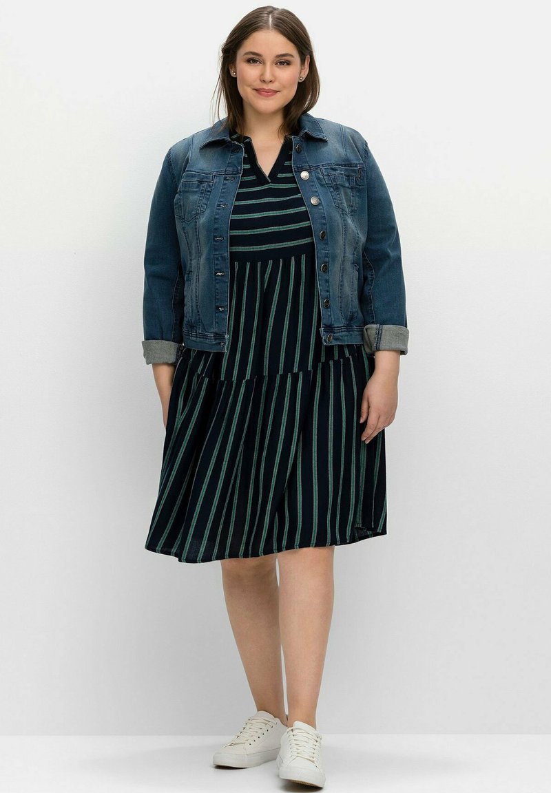 Sheego Robe de jour - nachtblau gestreift/bleu marine - ZALANDO.FR