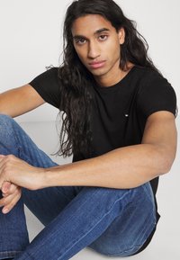 Tommy Hilfiger TOMMY HILFIGER X SHAWN MENDES THE SHAWN TEE UNISEX ...