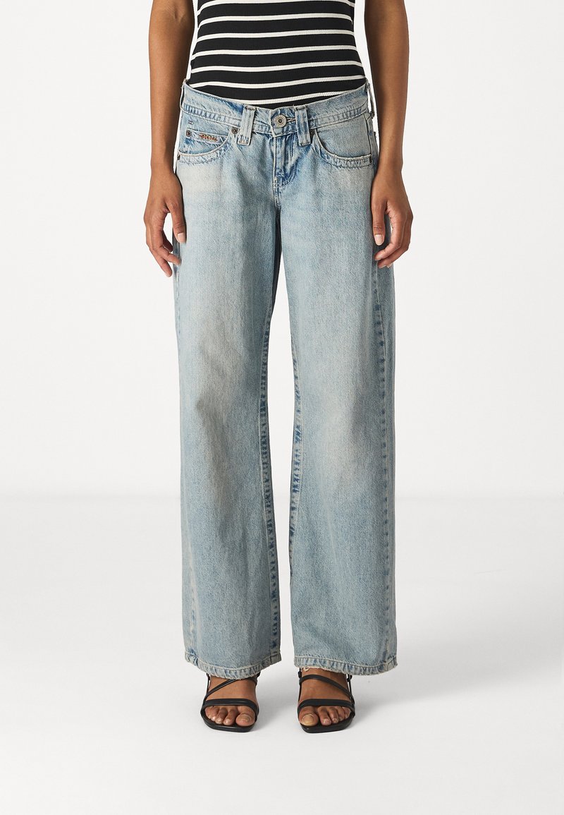BDG Urban Outfitters KAYLA LOW RIDER - Jeans Relaxed Fit - light ...