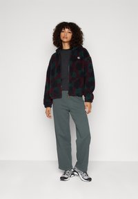 Puma DOWNTOWN SHERPA JACKET - Lichte jas - dark jasper/meerkleurig ...