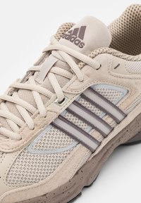 adidas Originals RESPONSE CL UNISEX - Sneaker low - beige/earth strata ...
