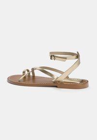 PULL&BEAR FLAT STRAPPY - Tongs - gold coloured/doré - ZALANDO.FR